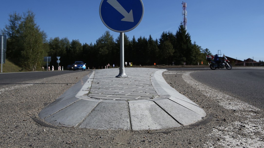 CSB - CURB STONE SPLAYED FOR ROUNDABOUTS - CS-BETON – the construction ...